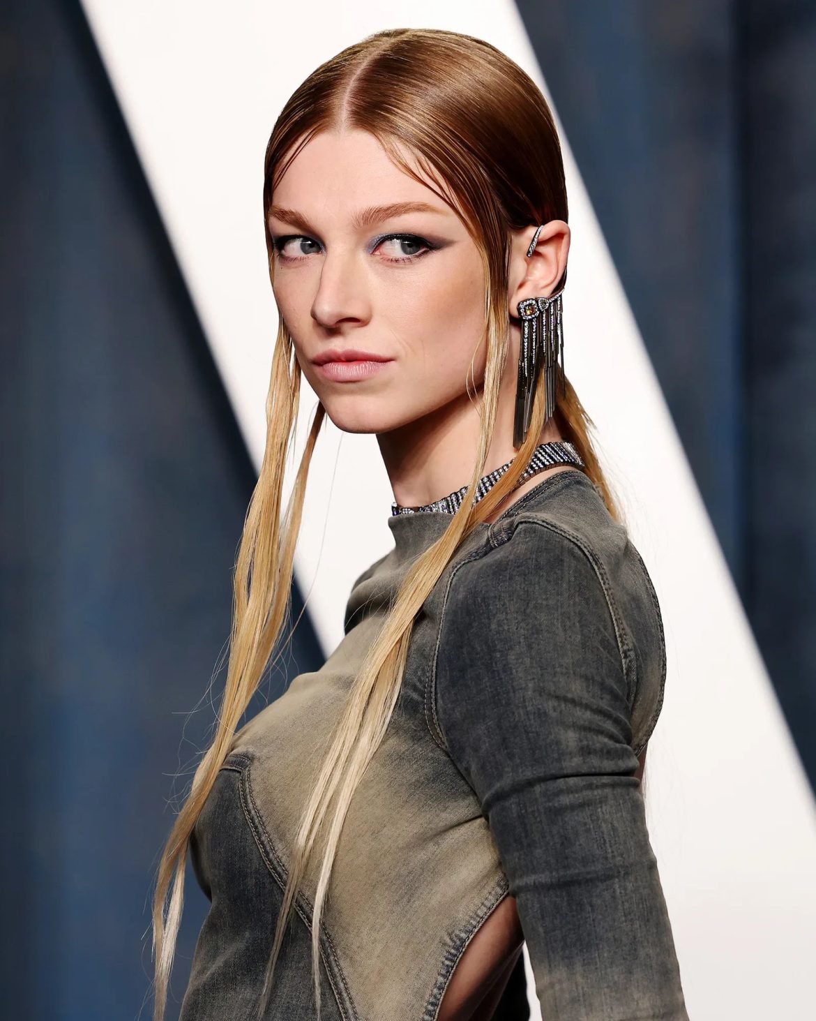 奧斯卡2023 | Hunter Schafer超性感羽毛裝，背負著女王Ann Demeulemeester的珍貴故事？ - JET.com.hk